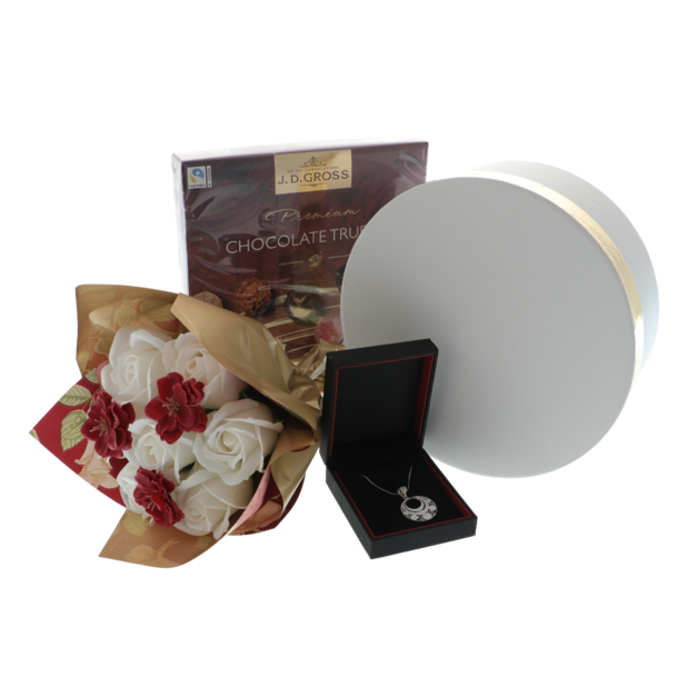 Set cadou femei cu colier argint floral, buchet trandafiri și praline ...